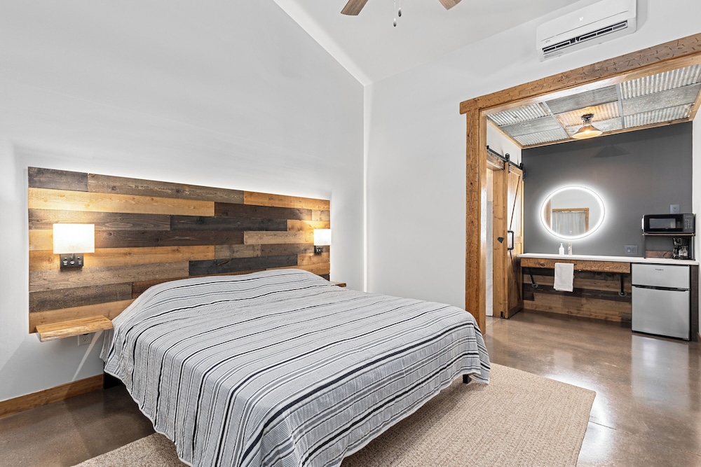Brand New Motel! Fireplace - Concrete Floors - Live Edge Trim - Vaulted Ceilings - Mount Rushmore, SD