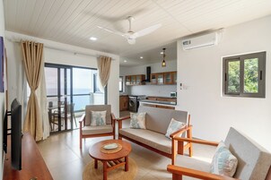 Apartamento família, 2 quartos, cozinha, vista para o oceano | Área de estar | TV de tela plana