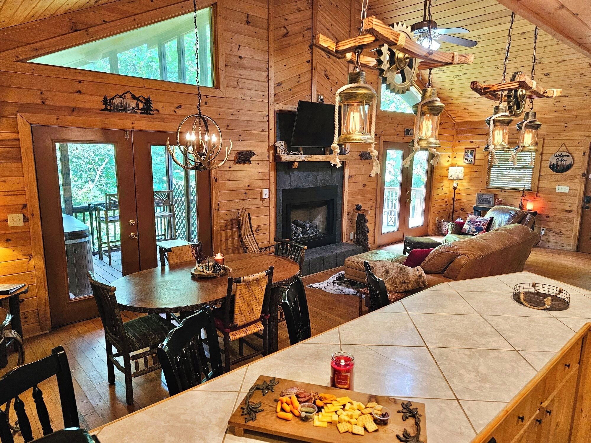 Bear Crossing - Helen Cabin Retreat, Hot Tub, Game Room, Secluded - Helen, GA