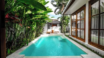 Piscina exterior, guarda-sóis, espreguiçadeiras