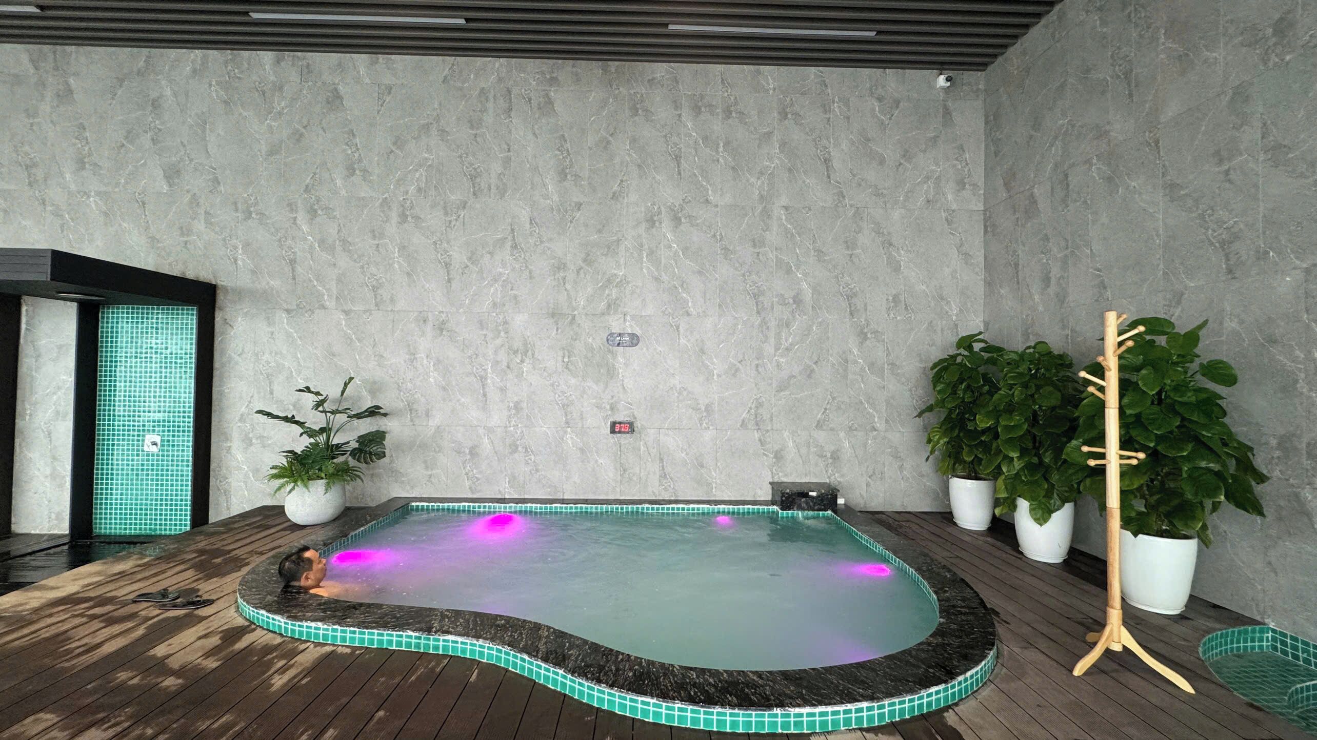 Banheira de hidromassagem, sauna a vapor, 1 sala de tratamento