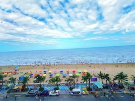 Uma praia privada, guarda-sóis de praia