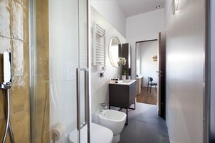 Quarto luxo | Banheiro | Chuveiro, chuveiro com efeito de chuva, produtos de toalete grátis 