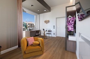 Quarto luxo | Edredons de pluma, cofres nos quartos, espaço de trabalho para notebook