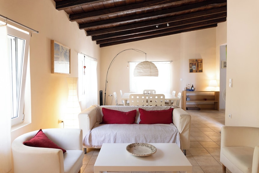 1960s Stonehouse, With Spacious Veranda & Garden, 5min From The Beach - Greece