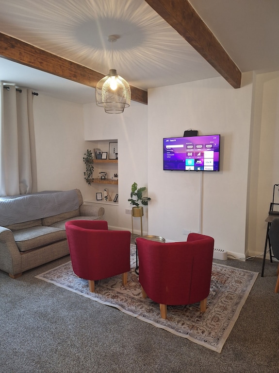 Two Bedroom Cottage With Stone Garden Patio - Free Parking - Pets Welcome - West Yorkshire