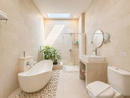 Serenity Two Bedroom Villa | Casa de banho | Um polibã e uma banheira separados, artigos de higiene pessoal grátis 