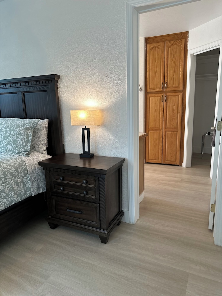 Spacious 3-bedroom Vacation Home With Balcony, Office And Central Air And Heat. - Yreka, CA