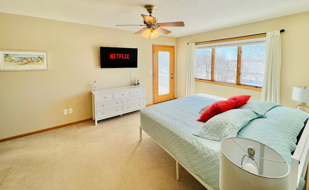 Lake Latoka Home W/paddle Boards, Kayaks, Paddle Boat, Pool Table, Dock, Sunsets - Alexandria, MN