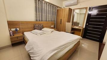 Suíte família, sacada, vista para o mar | 1 quarto, escrivaninha, espaço de trabalho para notebook