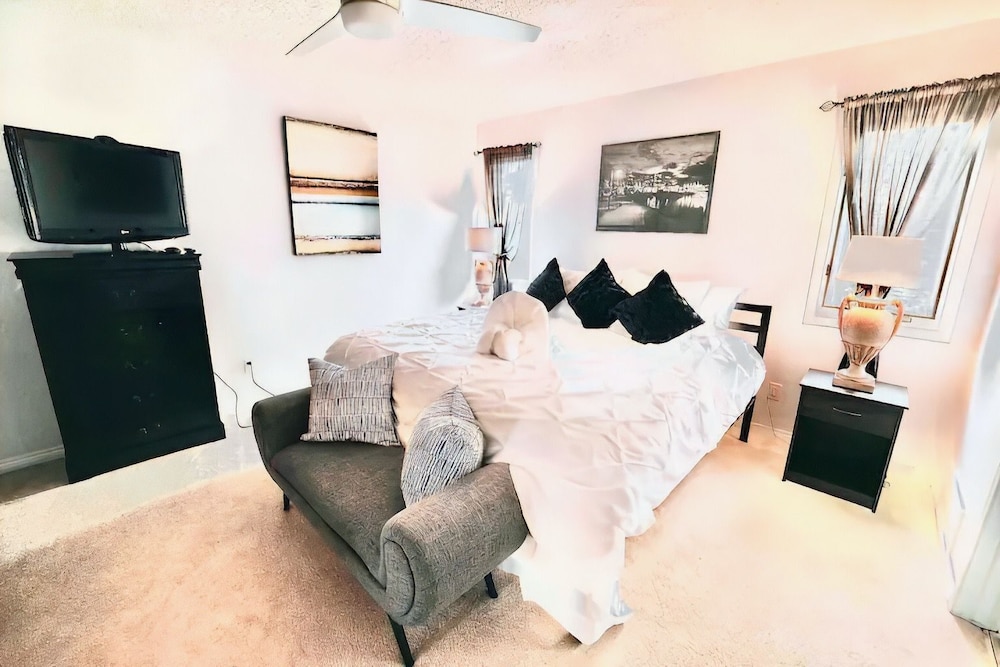 The Castle Stay - Enormous Backyard, Pool Table, Jetted Tub. - Edmonton