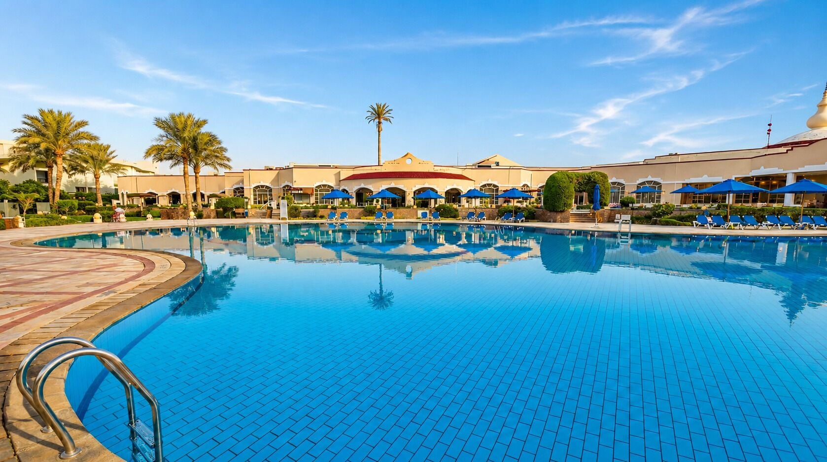 6 piscinas externas, guarda-sóis, espreguiçadeiras