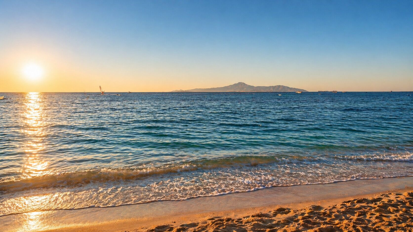 Praia particular, espreguiçadeiras, guarda-sóis, toalhas de praia 