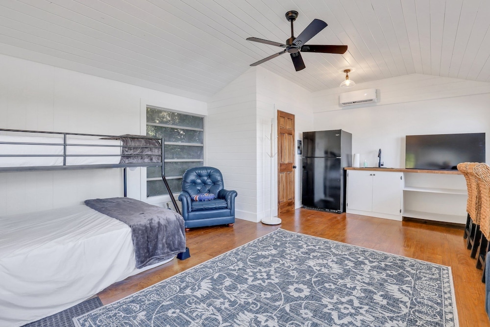 The River Hut, A Charming 3-Bed 3 BA House and Bunk House with Deep ...