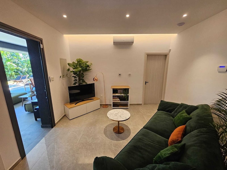 New Luxury 2-bedroom House- Heated Salty Swimming Pool, Sauna And Garden - Limassol