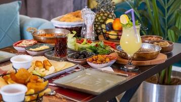 Uma mesa com diversos alimentos, incluindo frutas, vegetais e uma bebida com canudo.