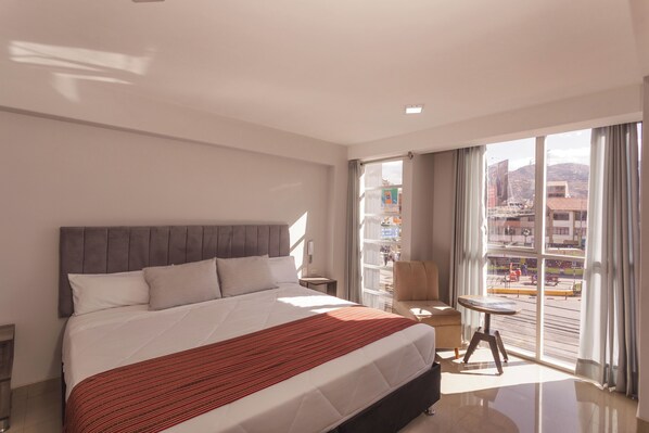 Quarto casal superior, 1 cama King, vista para a cidade | Escrivaninha, espaço de trabalho para notebook, quartos à prova de som