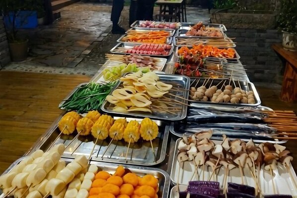 Uma mesa de buffet com diversos tipos de comida.