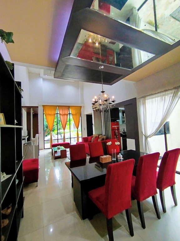 Lively 3-bedroom House 180m2 With Wifi, Ac In Georgeous Surabaya - Surabaya