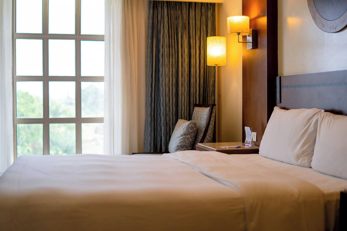 Standard Suite | Cofres nos quartos, escrivaninha, quartos à prova de som