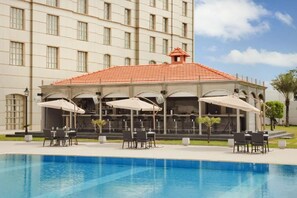 Piscina externa, espreguiçadeiras