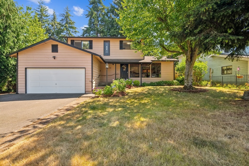 Nature Escape: Family Home With Playroom & Office By Redawning - Federal Way, WA