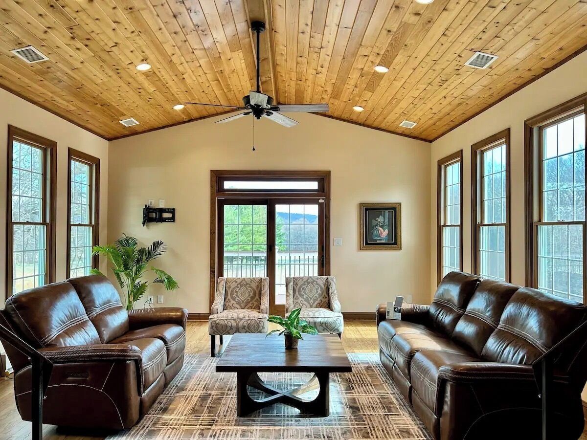 Farm Retreat On 10 Acres With Pond And Barn  Near Wineries & Harpers Ferry - Harpers Ferry, WV