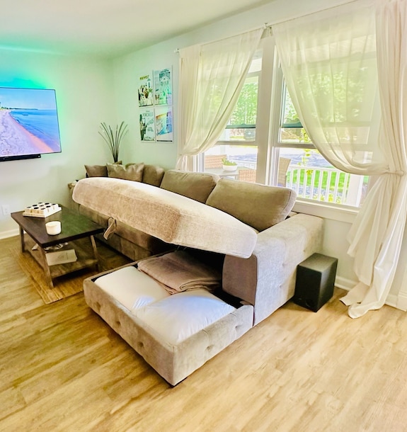 Charming 2-bedroom Cottage Steps Away From The Beach, Restaurants, And Downtown - Port Austin, MI