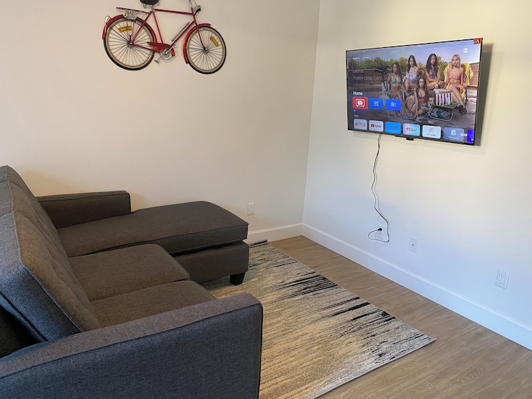 Spacious 3-bedroom Suite In Fabulous Surrey Wi-fi, Ev Charging, Basketball Court - Surrey