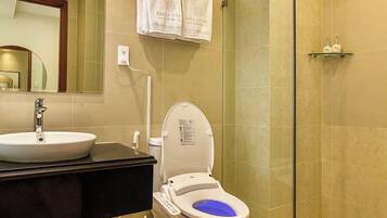 Chuveiro com efeito de chuva, secador de cabelo, roupões de banho