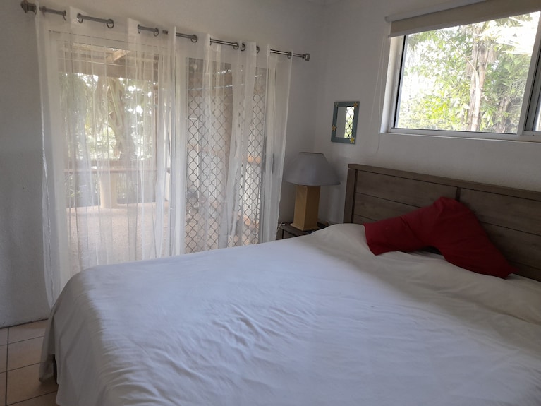 Private, Quiet, Secure, Fully Self Contained Granny Flat With Off Street Parking - Cairns