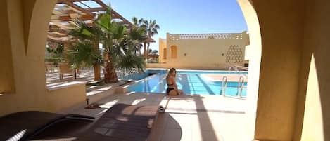 6 piscinas exteriores, guarda-sóis