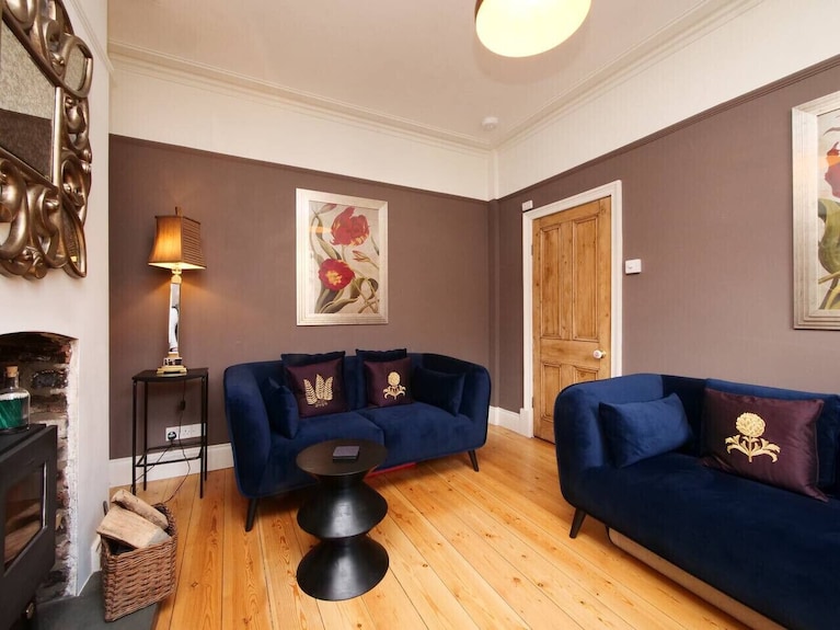 Courtyard Cottage Within City Walls - With Parking - York