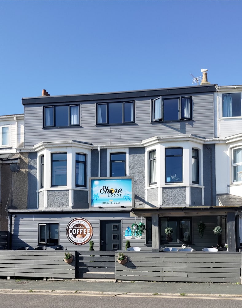 Oyo Shore Surf Lodge - Newquay
