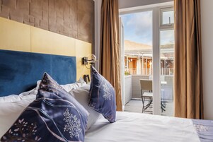 Quarto casal luxo | Frigobar, cofres nos quartos, individualmente decorados