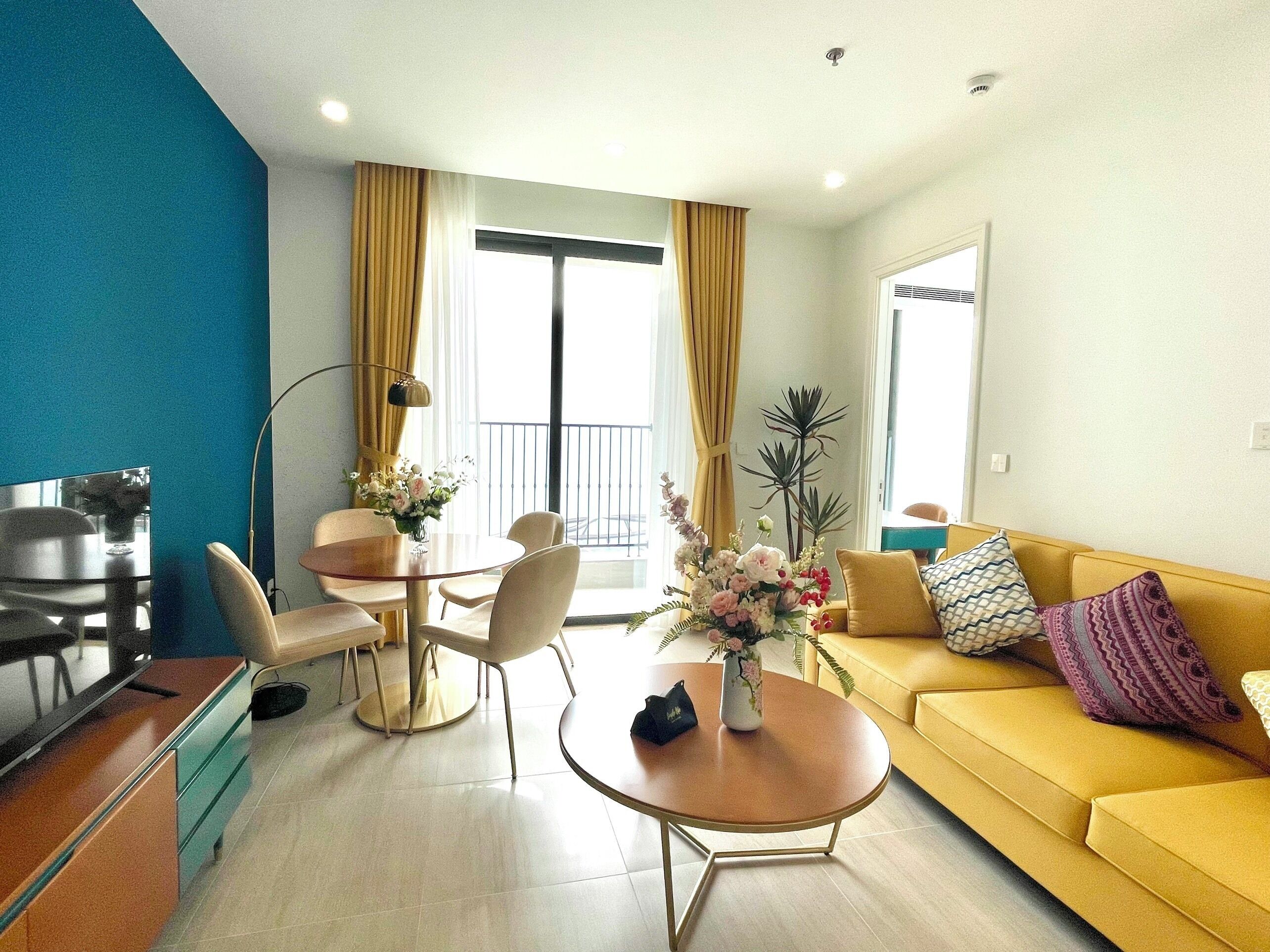 Apartamento Premier, 2 quartos, kitchenette, vista para o oceano | Sala de estar | Televisor 