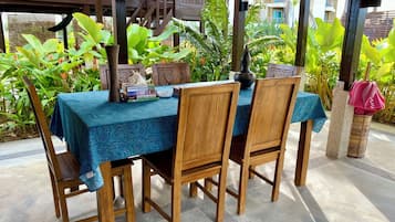 Villa Superior, varanda, vista para a montanha | Refeições no quarto