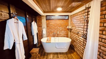 Villa Superior, varanda, vista para a montanha | Casa de banho | Um polibã e uma banheira separados, um secador de cabelo, chinelos