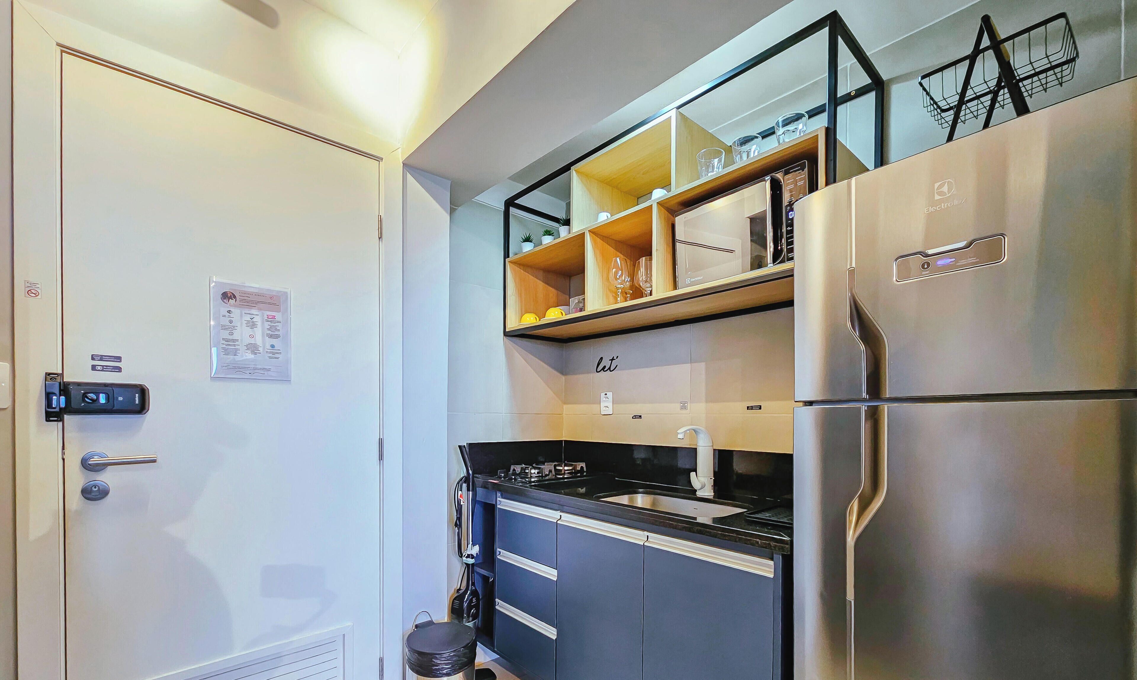 Estúdio Design | Cozinha privada | Um frigorífico, um micro-ondas, uma cafeteira/bule, liquidificador 