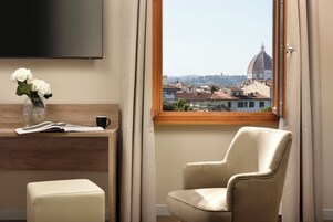 Quarto casal ou duplo luxo, vista para a cidade | Cofres nos quartos, escrivaninha, cortinas blackout