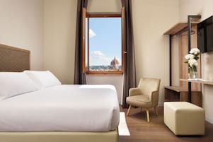 Quarto casal ou duplo luxo, vista para a cidade | Cofres nos quartos, escrivaninha, cortinas blackout