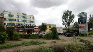 Um hotel com vários andares, um centro de conferências e uma área de estacionamento.