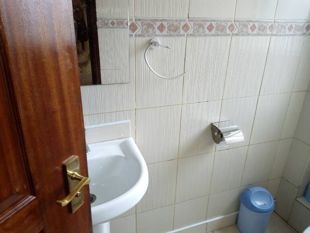 Quarto Individual Básico, Vista para a cidade | Casa de banho | Um polibã, toalhas fornecidas, sabão, papel higiénico 