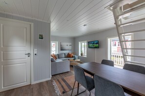 RORBU Medium/Fishermans cabin | Área de estar | Smart TV 40 polegadas com canais digitais, Netflix