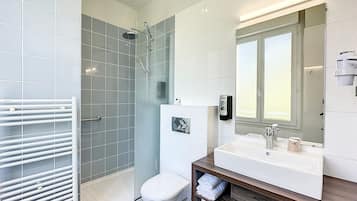 Quarto Duplo Standard | Casa de banho | Um polibã, um secador de cabelo, toalhas fornecidas, sabão