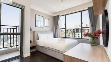 Apartamento panorâmico, 2 quartos, varanda, vista para a cidade | 1 quarto, roupas de cama premium, individualmente decorados