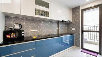 Apartamento galeria, 1 quarto, varanda, vista para a cidade | Cozinha privada | Geladeira, micro-ondas, cooktop, panela elétrica de arroz