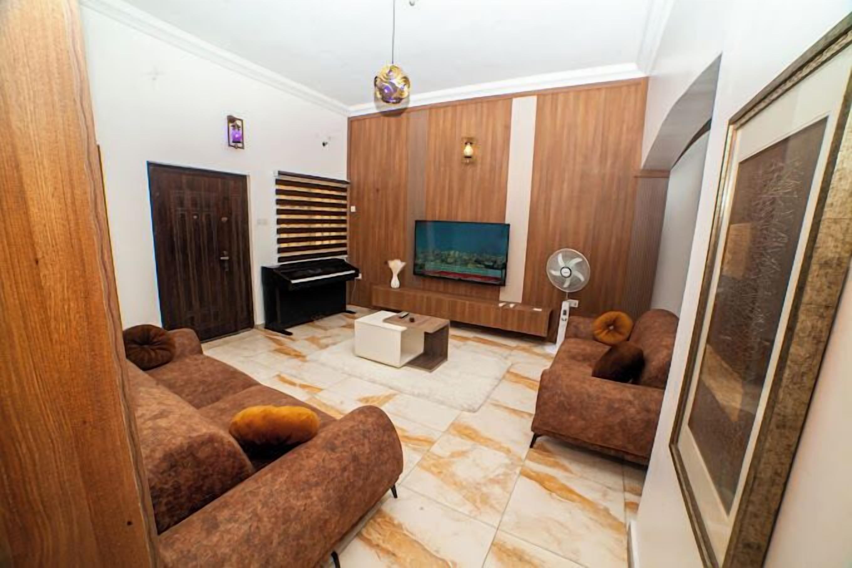 Quarto Deluxe, varanda, Vista para a cidade | Sala de estar | Televisor 