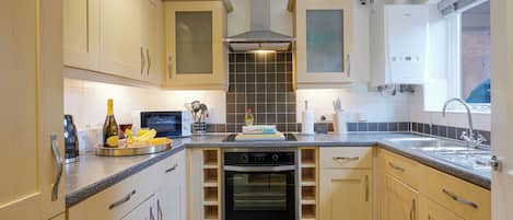 Casa | Cozinha privada | Um frigorífico, um micro-ondas, um forno, uma placa de cozinha