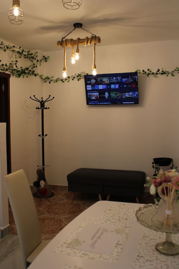 Charming 2-bedroom Apartment In Tășnad With Ac, Wifi, Smart Tv - Tășnad